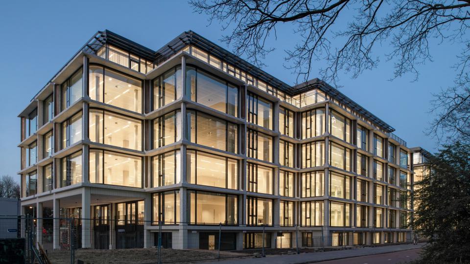 Elegant brutalisme siert nieuw Philips-hoofdkantoor | Renoscripto